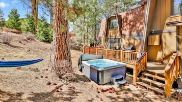 Cabine, várias camas, banheira de hidromassagem grande, vista para a montanha (2521) | Terraço/pátio interior