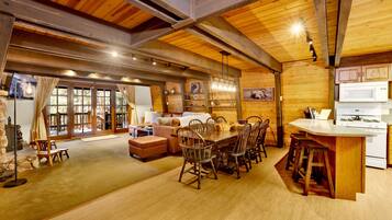 Cabine, várias camas, banheira de hidromassagem grande, vista para a montanha (2521) | Interior