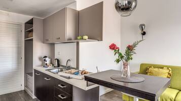 Apartamento Comfort, varanda, Vista para a cidade | Sala de estar | Televisor