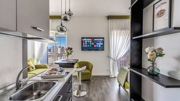 Apartamento Comfort, varanda, Vista para a cidade | Cozinha privada | Um frigorífico, utensílios de cozinha