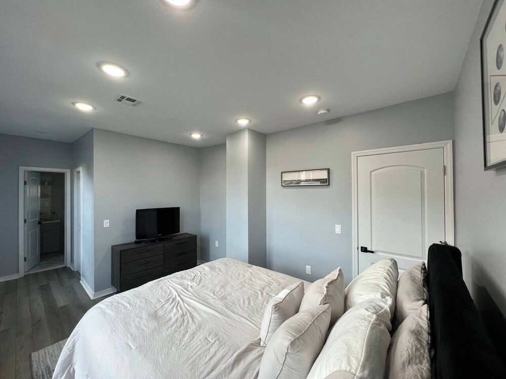 NYC Riverfront White Marble Sanctuary Free Parking - Edgewater | Vrbo