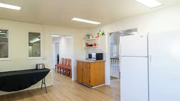 Suite Elite | Espaço de cozinha partilhado | Minifrigorífico, um micro-ondas, um forno, uma cafeteira/bule