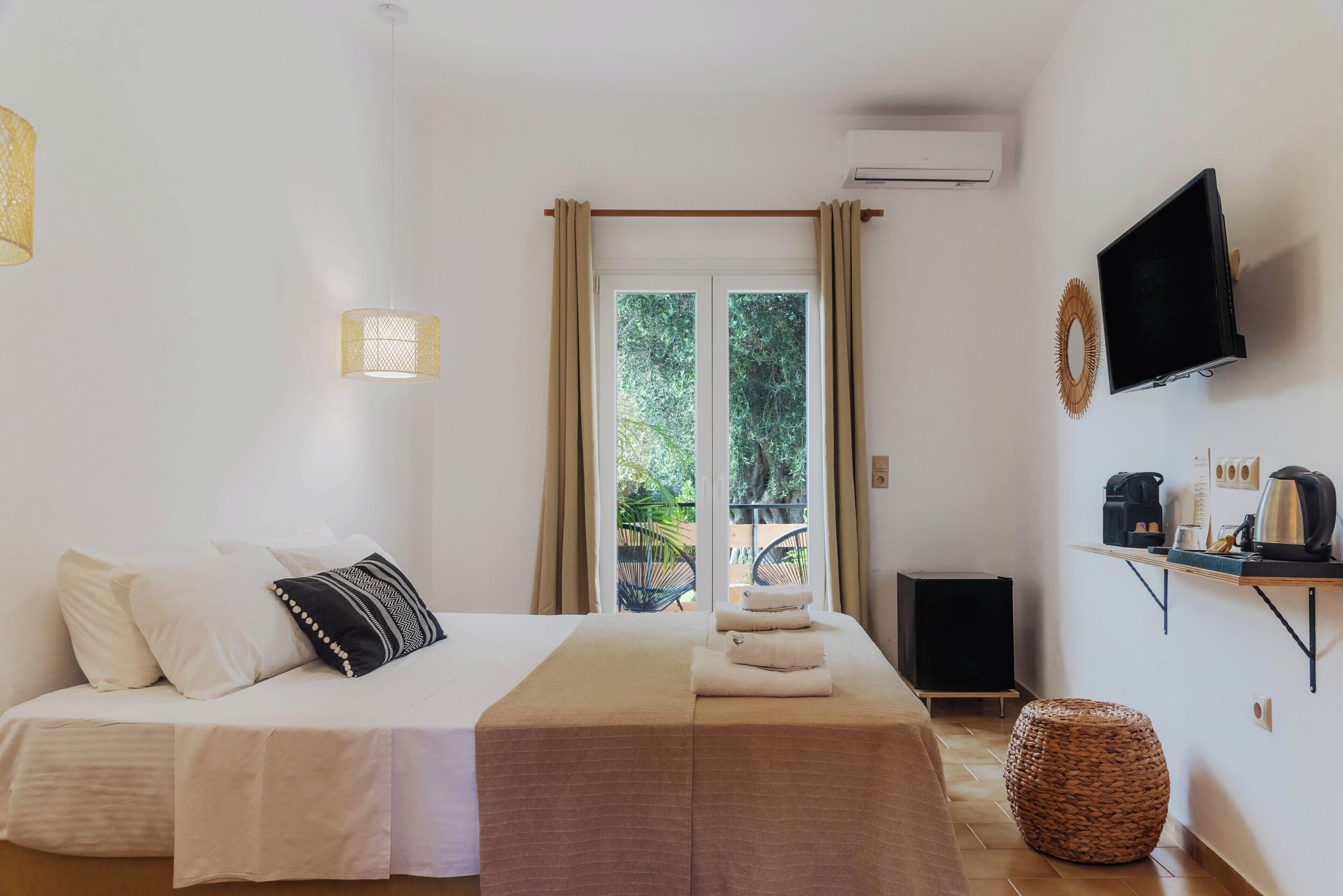 Double Room with Terrace | Cofres nos quartos, escrivaninha, espaço de trabalho para notebook