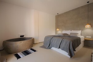 Signature Suite | Cofres nos quartos, escrivaninha, cortinas blackout