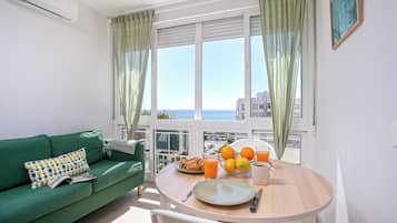 Estúdio, vista para a cidade | Área de estar | TV de tela plana