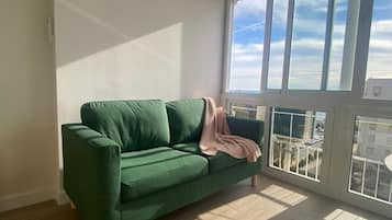 Estúdio, vista para a cidade | Área de estar | TV de tela plana