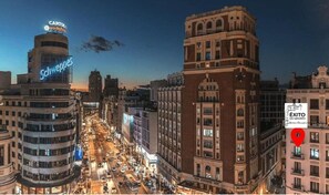 Quarto quádruplo superior, para não fumantes, sacada | Escrivaninha, ferros/tábuas de passar roupa, Wi-Fi de cortesia