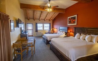 Quarto casal luxo, não aceita animais de estimação, vista para o resort | Escrivaninha, espaço de trabalho para notebook, cortinas blackout