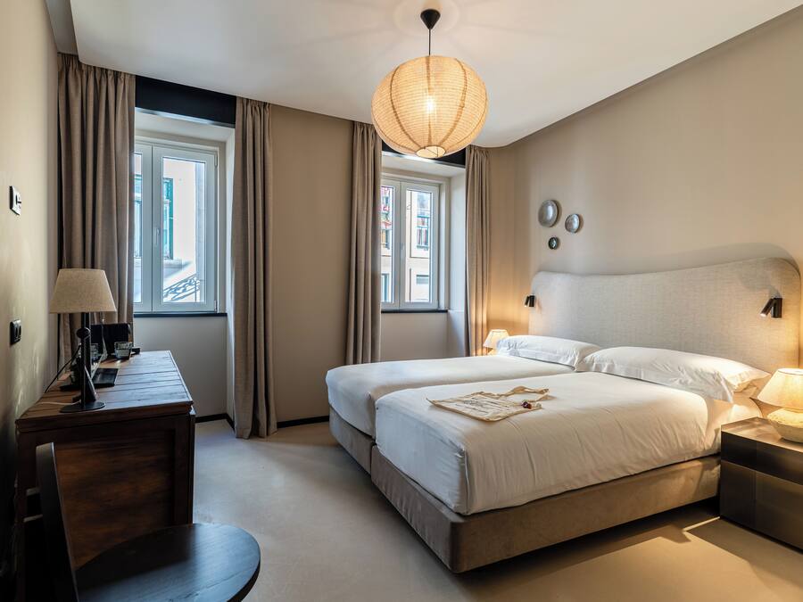 Frigobar (abastecido com alguns itens grátis), cofres nos quartos