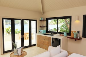 Suíte estúdio luxo, 1 cama Queen, vista para o oceano | Área de estar