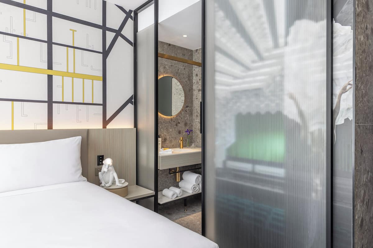 Quarto standard, 1 cama King, vista para a cidade | Frigobar, berços grátis, Wi-Fi de cortesia, roupa de cama