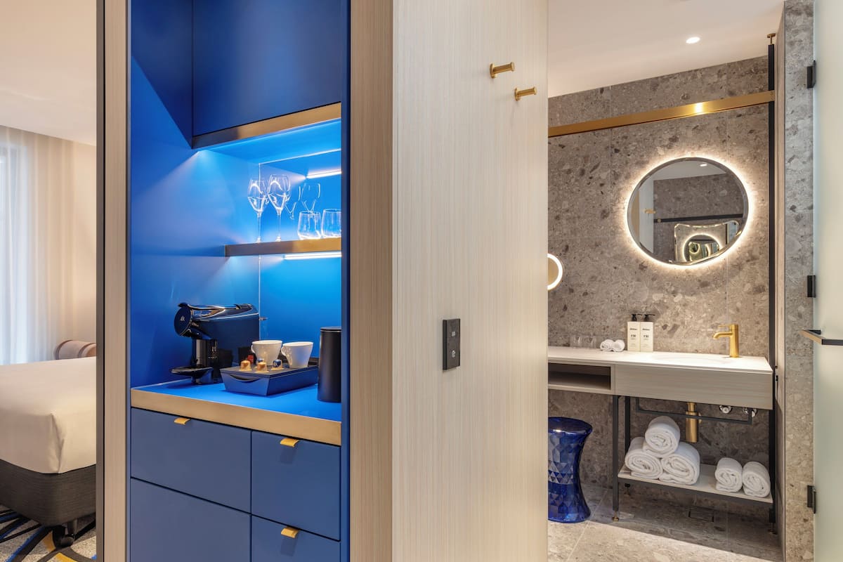 Quarto standard, 1 cama King | Frigobar, berços grátis, Wi-Fi de cortesia, roupa de cama