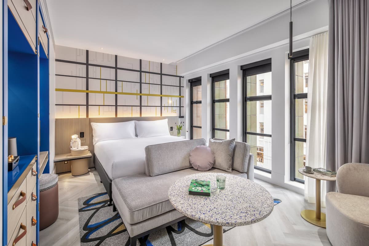Quarto premium, 1 cama King, vista para a cidade | Frigobar, berços grátis, Wi-Fi de cortesia, roupa de cama