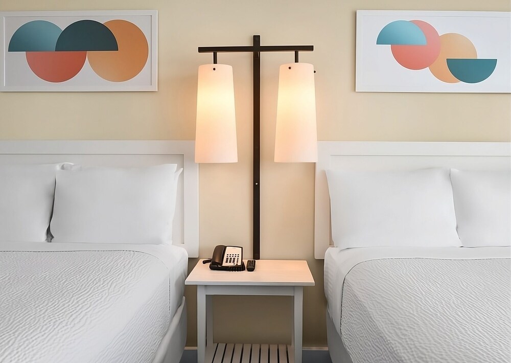 Ocean Front Two Doubles with Lanai, 2 Units, The Twin Fin Hotel ...