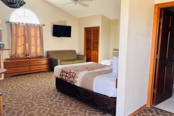 Suíte, 2 camas Queen, para não fumantes | Escrivaninha, ferros/tábuas de passar roupa, Wi-Fi de cortesia