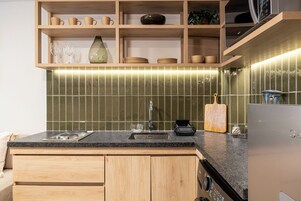 Apartamento Standard, 1 cama king-size e sofá-cama | Cozinha privada | Um micro-ondas, utensílios de cozinha 