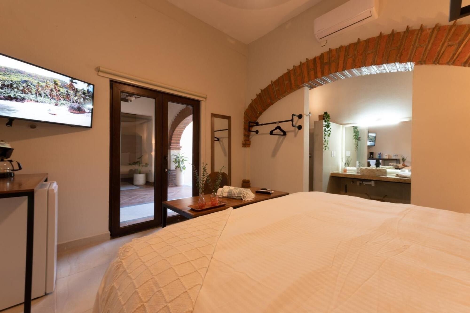 #11 Habitación individual básica, 1 cama King size, baño privado, planta baja