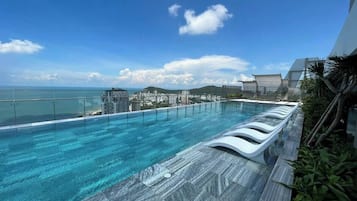 2 piscinas exteriores, da(s) 6:00 à(s) 21:00, espreguiçadeiras