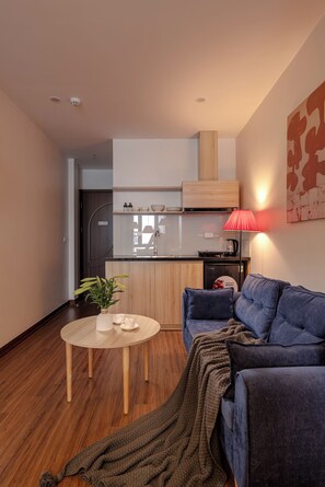Apartamento Deluxe, vista para o lago | Cozinha privada | Um frigorífico, uma placa de cozinha, utensílios de cozinha 