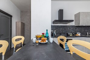 Apartamento standard, vários quartos, 2 banheiros (Lusa Apartment) | Cozinha privada | Geladeira, micro-ondas, fogão, cooktop