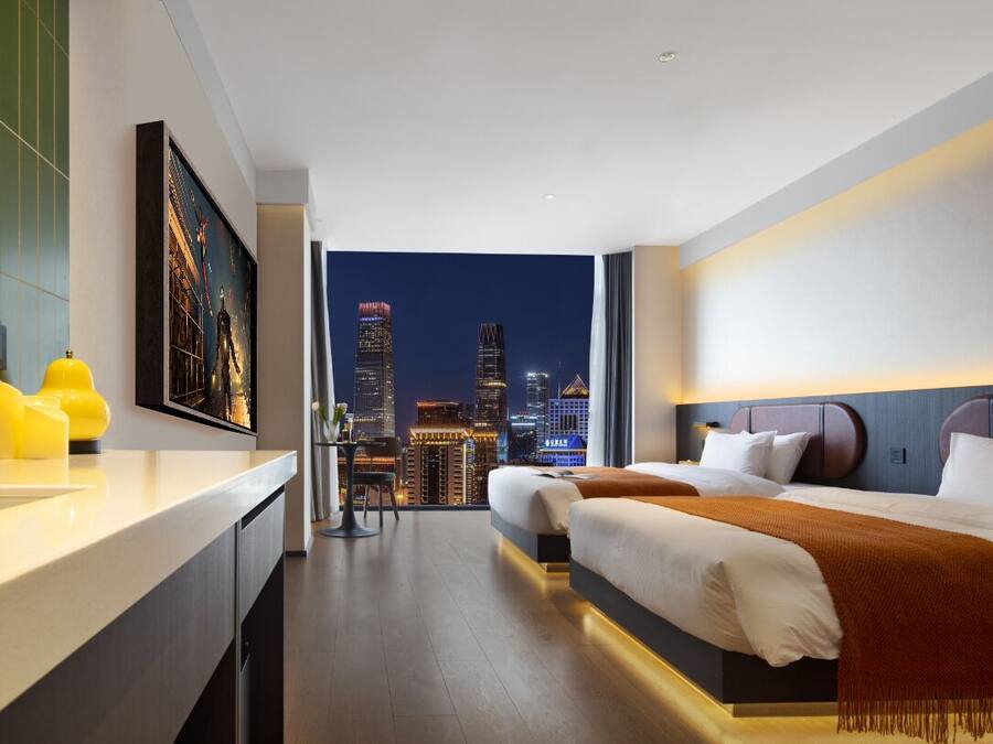 Quarto triplo conforto | Roupas de cama premium, edredons de pluma, camas com colchões pillow-top