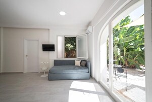 Apartamento, 1 cama de casal e sofá-cama | Sala de estar | TV de ecrã plano 