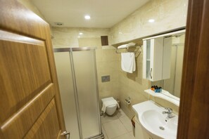 Quarto Triplo Económico | Casa de banho | Um polibã, um secador de cabelo, chinelos, toalhas fornecidas 