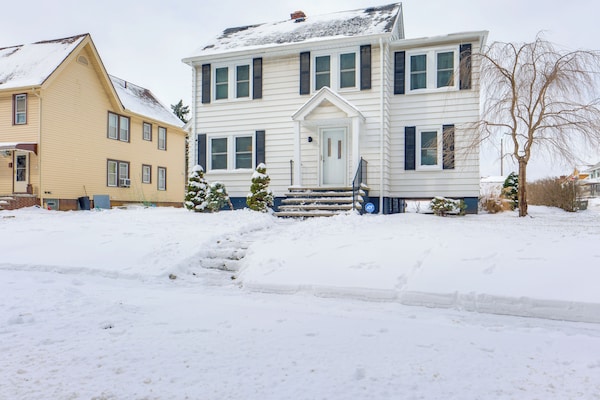 11 Mi To Dtwn Cleveland: Family Home W/ Yard - Cleveland, OH