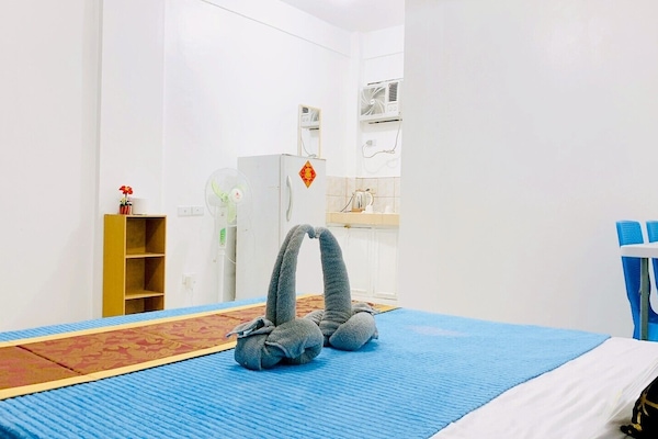 Quarto luxo | Cofres nos quartos, escrivaninha, espaço de trabalho para notebook