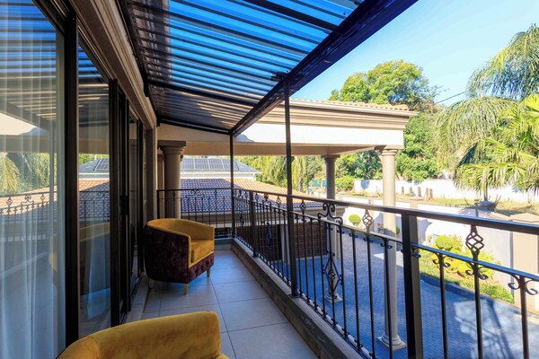 Serene Hotel With Outdoor Pool & Inclusive Breakfast In Tranquil Northcliff. - Johannesburg