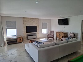 Casa, 4 quartos, fumadores, vista para o jardim | Sala