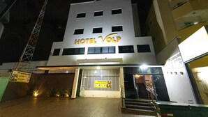 Um hotel chamado HOTEL VOLP com design moderno, apresentando uma entrada imponente e uma placa de identificação.
