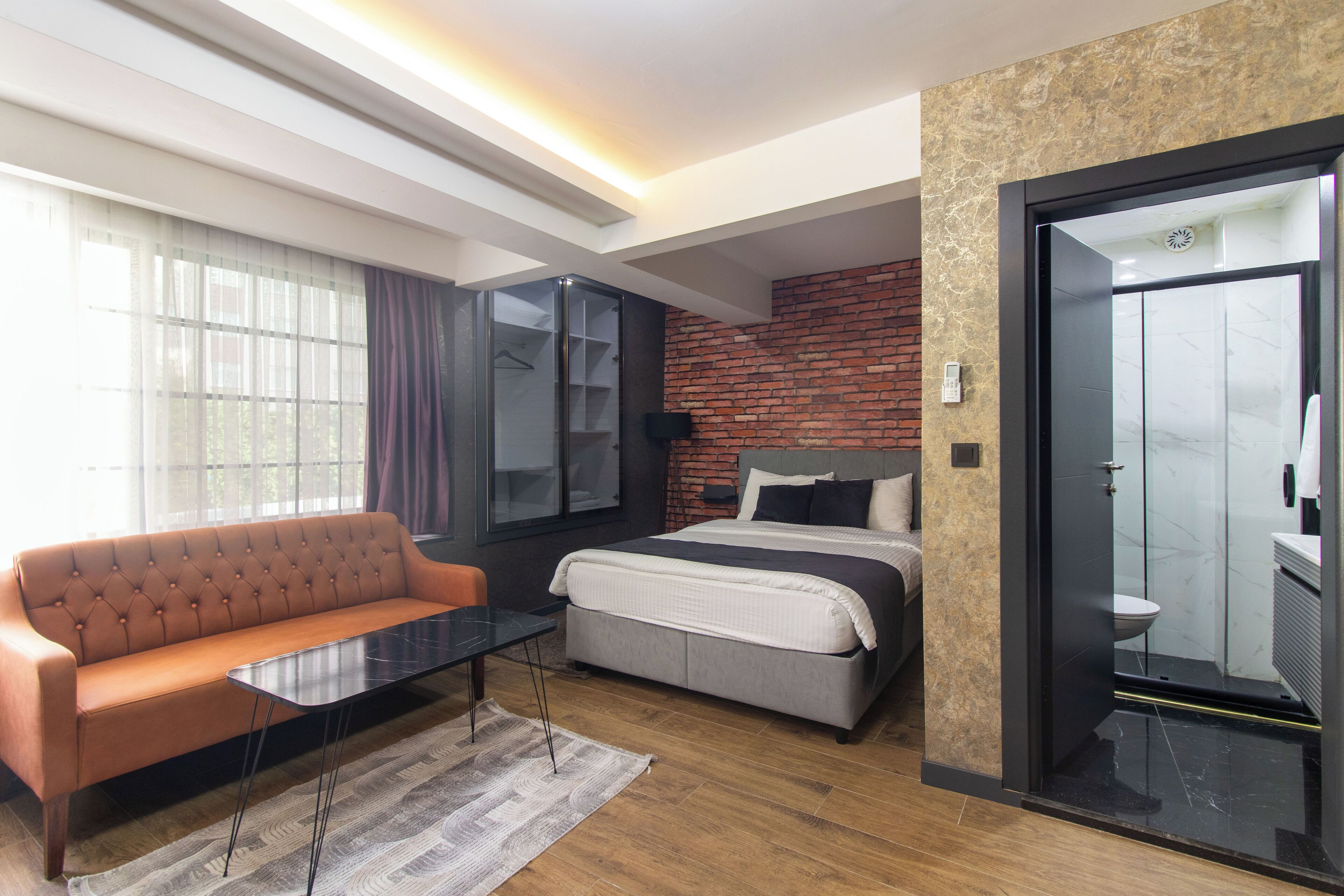 Quarto Deluxe | Roupa de alta qualidade, secretária 