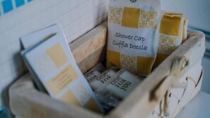 Quarto Duplo ou Twin Comfort | Casa de banho | Um polibã, um secador de cabelo, toalhas fornecidas, sabão