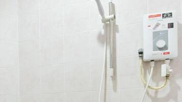 Chuveiro fixado na parede, com painel de controle e chuveiro manual.