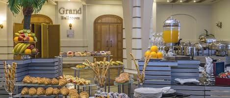 Pequeno-almoço tipo buffet diário (15 USD por pessoa)