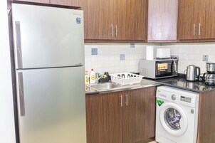 Uma chaleira elétrica, uma torradeira 