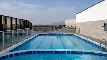 2 piscinas exteriores