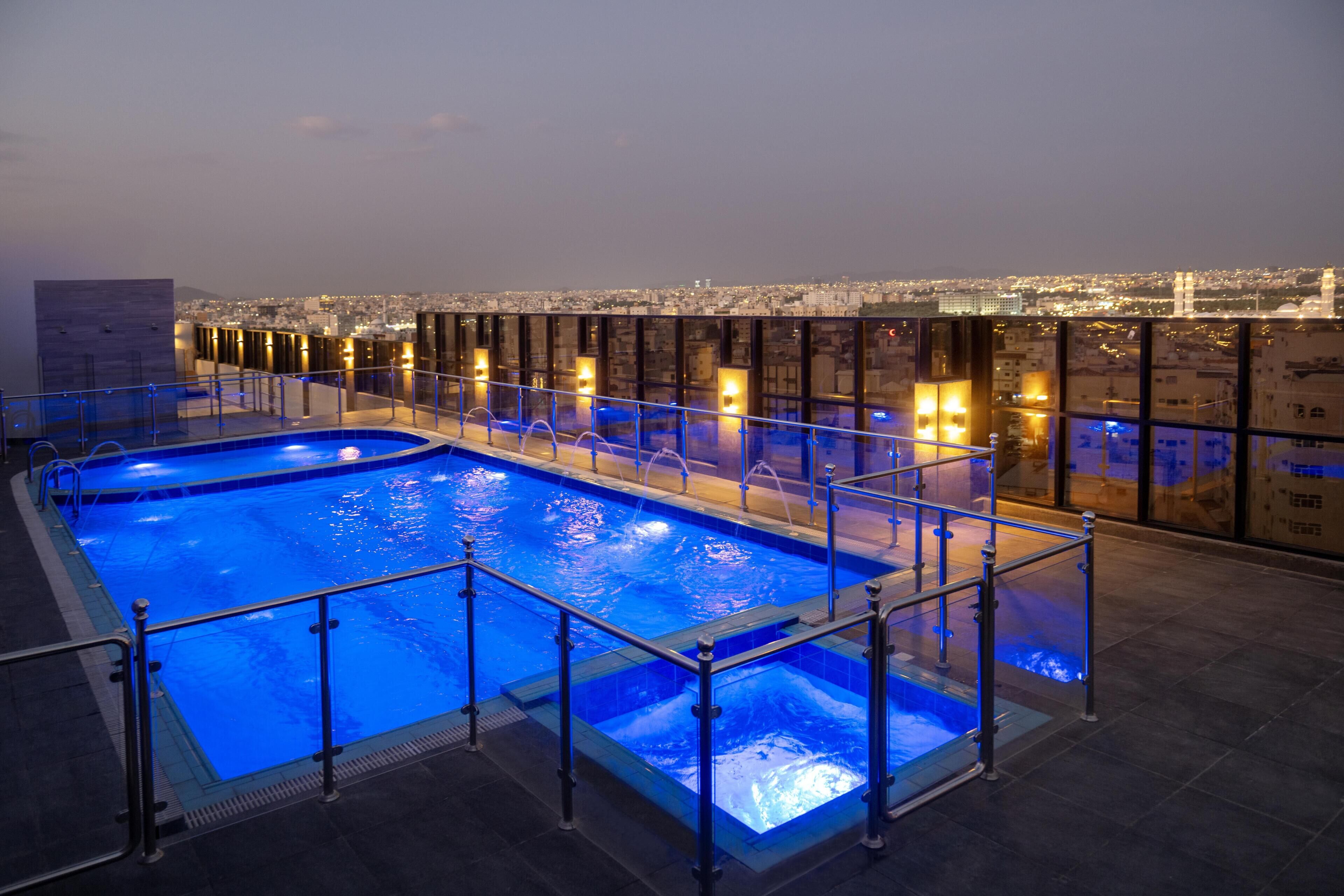 2 piscinas exteriores 