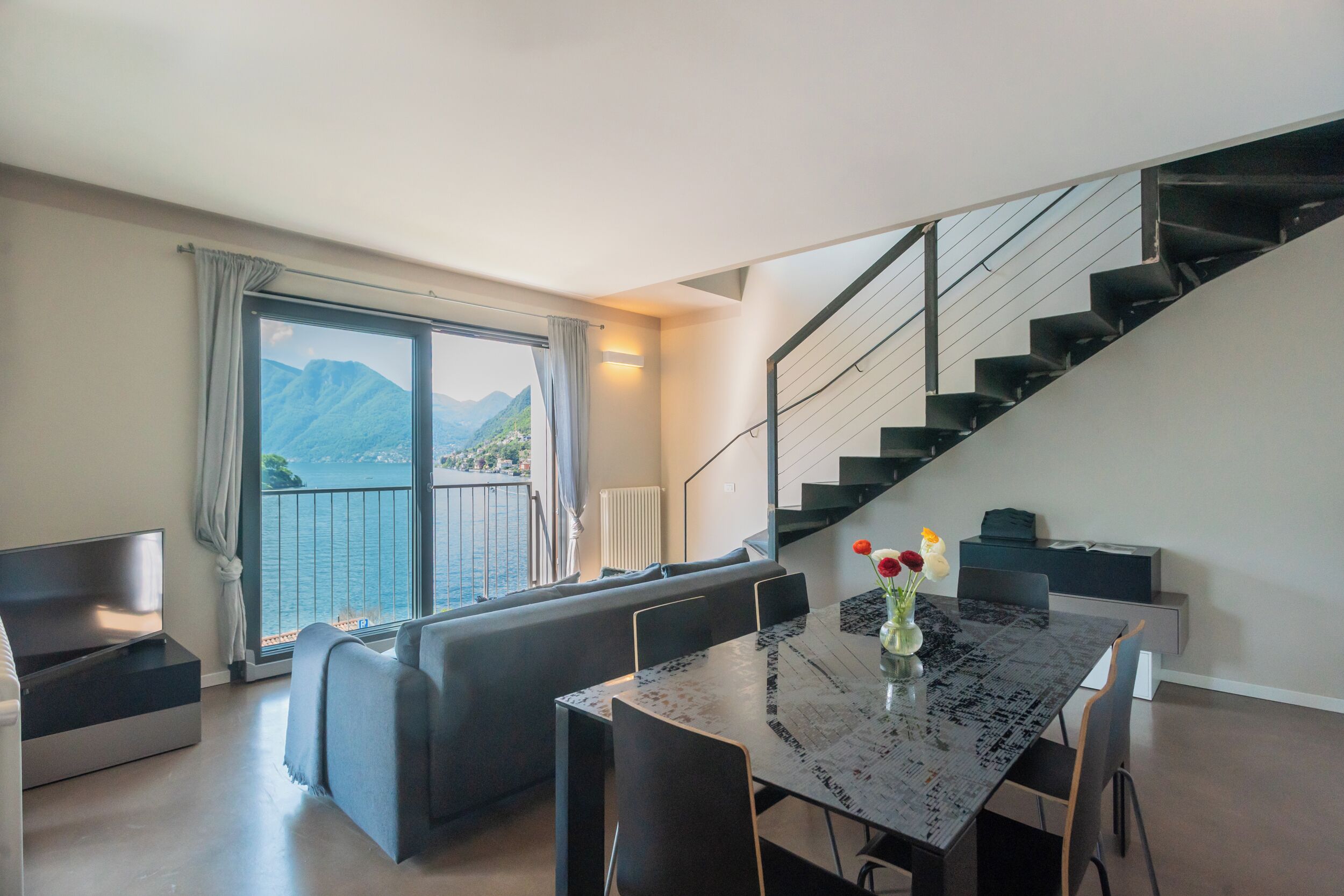 Apartamento, 3 quartos (3 Bedrooms) | Sala de estar | Televisor de 32 polegadas com canais digitais 