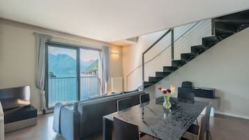 Apartamento, 3 quartos (3 Bedrooms) | Sala de estar | Televisor de 32 polegadas com canais digitais