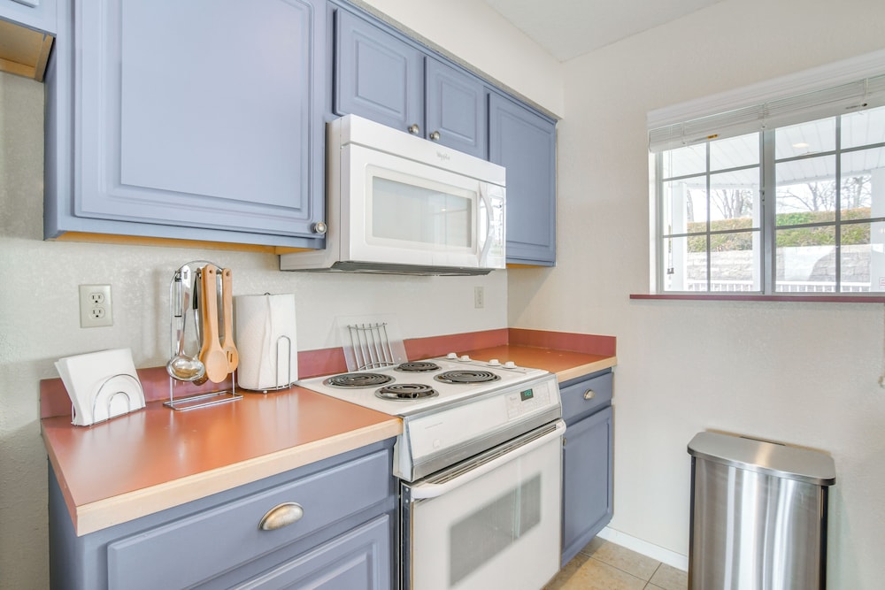 Sunrise Views & Pool Access: Table Rock Lake Condo - Coney Island, MO