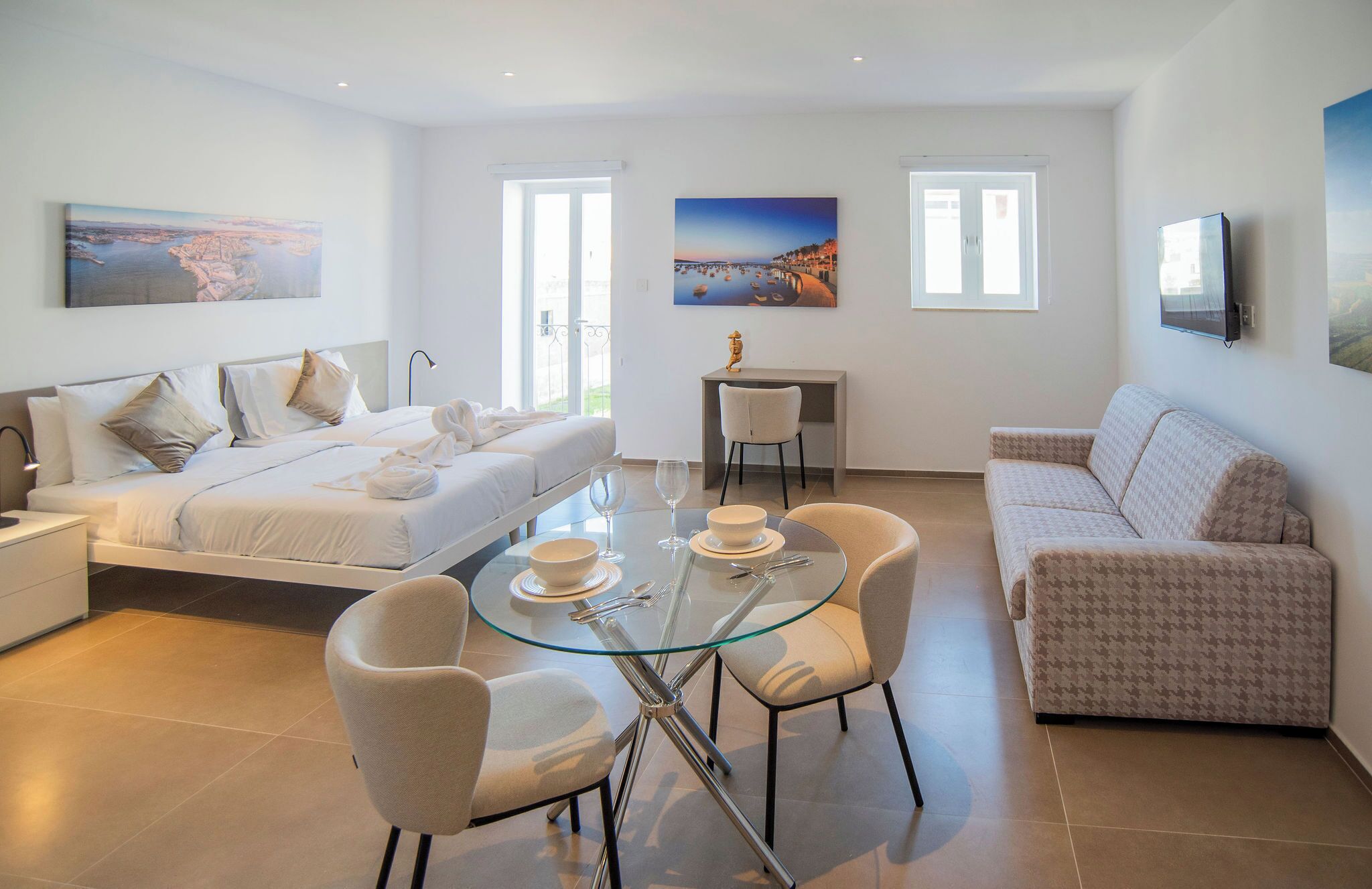 Secretária, secretária adequada para computadores portáteis 