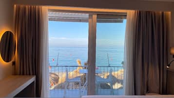 Quarto Duplo Superior, varanda, vista para o mar | Lençóis italianos Frette, roupa de alta qualidade, minibar