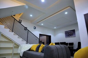 Apartamento Familiar, varanda, Vista para a cidade | Sala de estar | TV de ecrã plano 