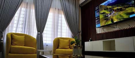 Apartamento Familiar, varanda, Vista para a cidade | Sala de estar | TV de ecrã plano