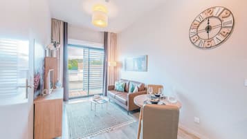 Apartamento, 1 quarto | Sala de estar | Televisor