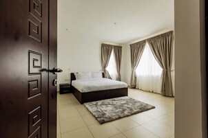 Apartamento conforto, 3 quartos | Escrivaninha, Wi-Fi de cortesia