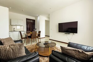 Apartamento standard, 1 quarto | Área de estar | TV