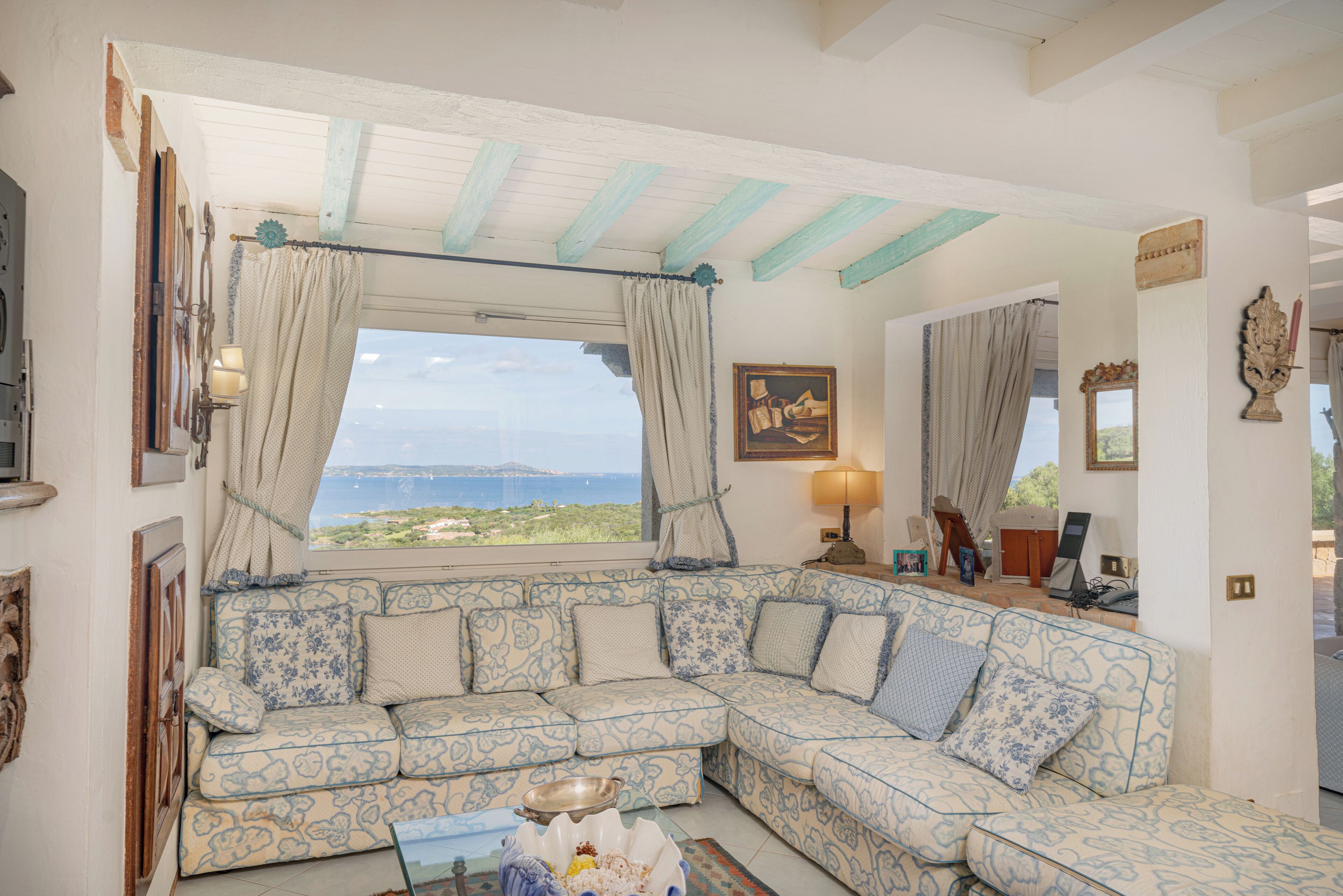 Villa Clássica, vista parcial para o mar | Sala de estar | Televisor de 30 polegadas com canais via satélite 